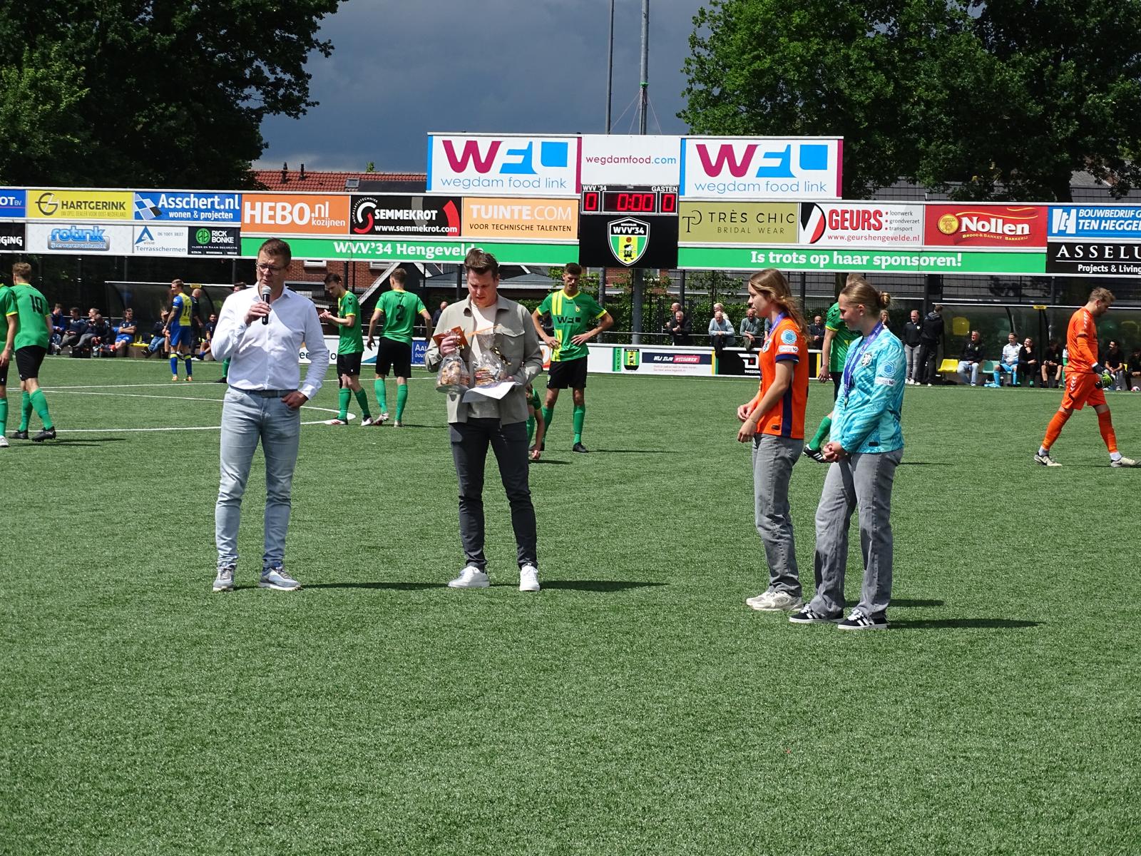 Maud Koster en Tess Doeschot in het zonnetje gezet bij WVV’34 | WVV'34